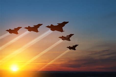 Día De La Fuerza Aérea Siluetas De Aviones Sobre El Fondo De La Puesta