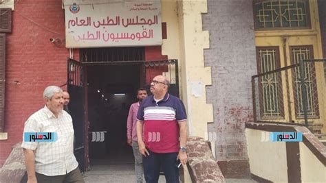وكيل صحة أسيوط يفاجئ العاملين بالقومسيون الطبى ويوجه بفتح لقاءات