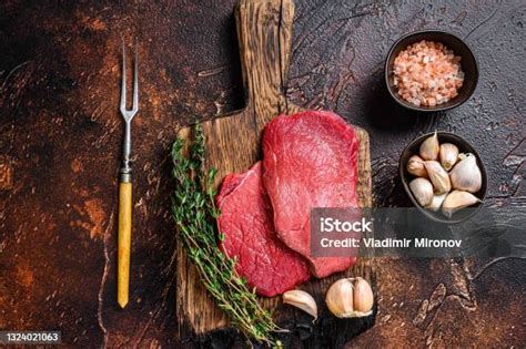 Steak Daging Sapi Pantat Mentah Di Papan Kayu Daging Latar Belakang