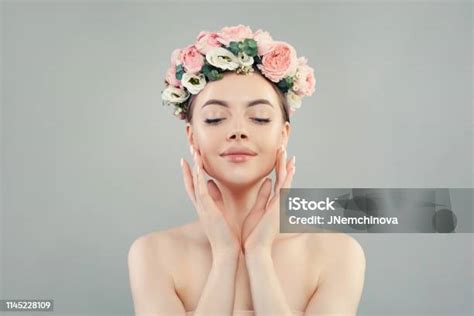 맑은 건강 한 피부와 꽃 왕관 초상화와 편안한 여자 자연의 아름다움 건강관리와 의술에 대한 스톡 사진 및 기타 이미지 건강관리와 의술 건강한 생활방식 공주 Istock