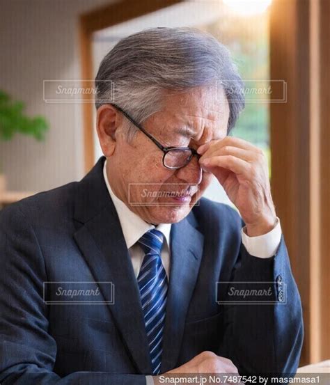 落ち込むシニアビジネスマン 生成ai画像の写真・画像素材 Snapmart（スナップマート）