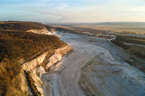 掘削機やダンプトラックを備えた建設業界向けの砂岩材料のオープンピット鉱山の空中写真有用な鉱物の概念の採掘と生産における重機 石灰岩の