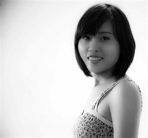 무료 이미지 손 검정색과 흰색 소녀 여자 화이트 사진술 아시아 사람 초상화 모델 어린이 검은 단색화 표정 헤어 스타일 미소 긴 머리 흑발