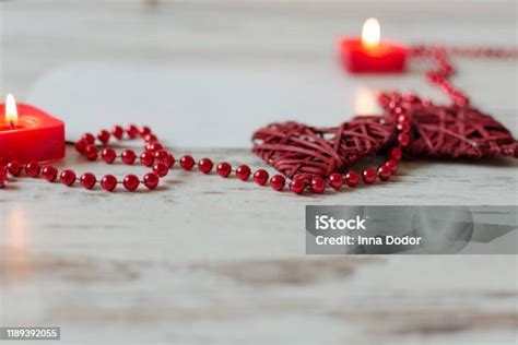 나무 배경에 빨간 구슬 체인과 촛불이있는 하트 성 발렌타인 데이 또는 복사 공간 웨딩 카드 개념 개념에 대한 스톡 사진 및 기타 이미지 Istock
