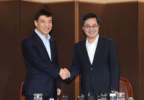 경제투톱 석달만에 회동 정책공조 강조