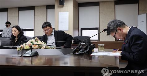 인사하는 오석환 교육부 차관