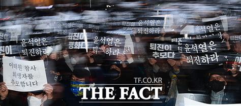 윤석열은 퇴진하라 이태원 참사 책임 촉구하며 촛불 든 시민들 Tf사진관 포토 기사 더팩트