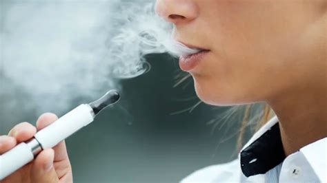 La moda del vapeo juvenil con el uso del cigarrillo electrónico prepara el cerebro de los