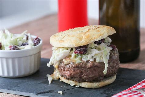 Stuffed Burger Burger gefüllt mit Camembert und Bacon happy plate