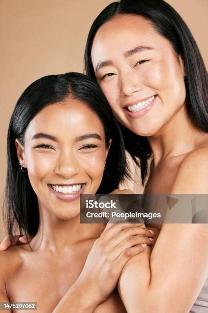 ภาพบุคคล ผลิตภัณฑ์ดูแลผิว และความหลากหลายกับเพื่อนนางแบบหญิงในสตูดิโอบนพื้นหลังสีเบจเพ ภาพสต็อก