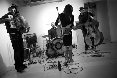 Leonie Singt Photo ︎ Andreas Staebler Kunstarkaden München 2021