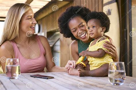 Familia Del Mismo Sexo Con Dos Madres Jugando Con Su Hija Pequeña Y Sus