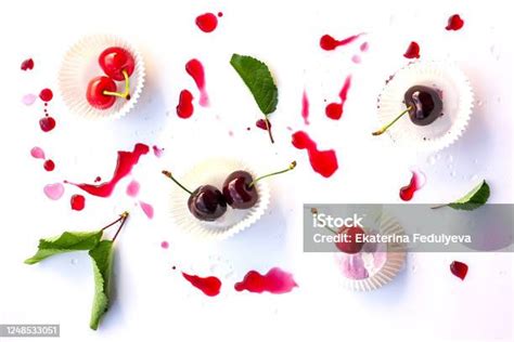 여름 창조적 인 체리 레이아웃 물과 체리 주스의 일부 방울흰색 배경에 잘 익은 체리 과일 맨 위 보기입니다 공간을 복사합니다 0명에 대한 스톡 사진 및 기타 이미지 Istock