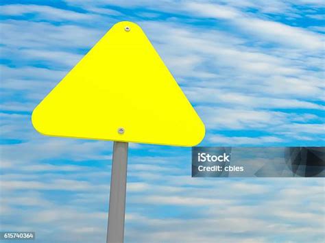 구름 하늘에 대한 빈 삼각형 노란색 도로 표지판 3d 일러스트 0명에 대한 스톡 사진 및 기타 이미지 0명 3차원 형태 개념 Istock