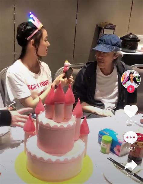 55歲周星馳現身了，終於露出久違的微笑，但頭髮幾乎要全白了！ 每日頭條