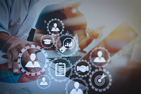 Vr 아이콘 도표를 가진 현대 사무실에서 나무 책상에 휴대 전화 및 디지털 태블릿 및 노트북 컴퓨터를 사용 하는 사업 경영자에 대한 스톡 사진 및 기타 이미지 Istock