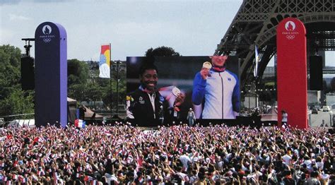 もうパリは燃えている！ 東京五輪閉会式の中継に熱狂、恒例の引き継ぎ式「新しい形の五輪に」：東京新聞デジタル