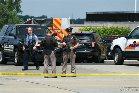 Two Bailiffs Jail Inmate Dead In Shooting At Michigan Courthouse Cbs