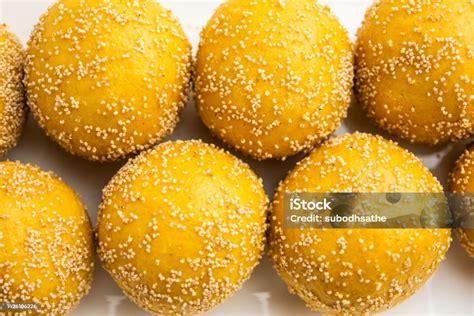 Khas Khas Besan Laddu 또는 양귀비 씨앗과 병아리콩 가루 Laddo 또는 Laddoo 0명에 대한 스톡 사진 및