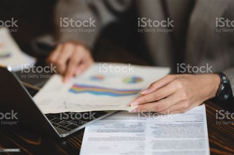 사업 승인 및 인증서 개념 비즈니스 마케팅 문서 허가 확인 및 인증 된 스탬프 성공을위한 비즈니스 파트너 종이에 서명 또는 변호사 및 보험의 개념 개념에 대한 스톡 사진 및