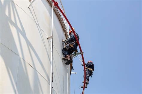 남성 2인용 로프 접근 높이 안전 두께 저장 오일 검사 프리미엄 사진