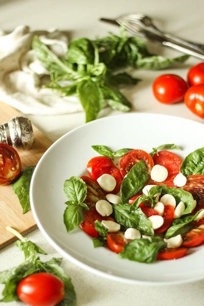 Ensalada Caprese De Verduras Frescas Queso Mozzarella Y Albahaca En Un