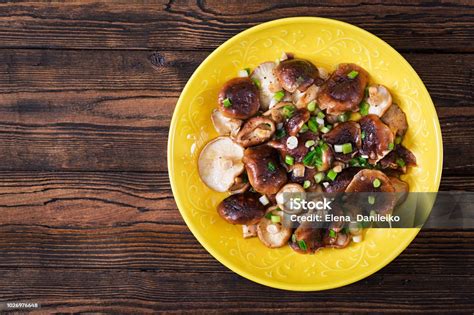 튀긴 버섯 나무 바탕에 녹색 양파와 표고버섯 중국 음식입니다 최고의 볼 수 있습니다 평면 배치 균류에 대한 스톡 사진 및 기타 이미지 Istock