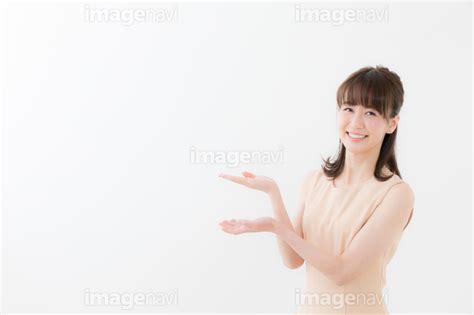【案内をする若い女性】の画像素材31202901 写真素材ならイメージナビ