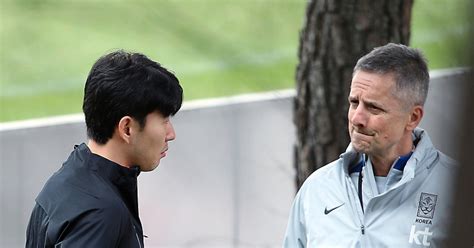 피지컬 코치와 대화 나누는 손흥민