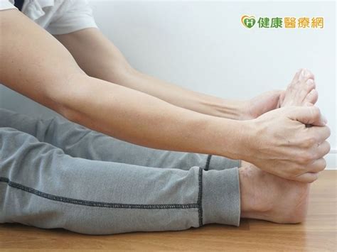 小腿抽筋好痛！ 快抓腳趾頭往膝蓋方向扳 Ettoday健康雲 Ettoday新聞雲