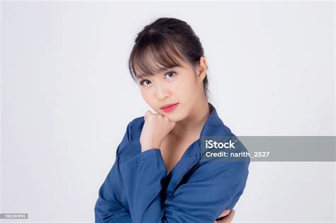 흰색 배경에 고립 된 자신감으로 서있는 아름다운 초상화 젊은 비즈니스 아시아 여성 아시아 사업가 경력 비서 또는 회계사 작업