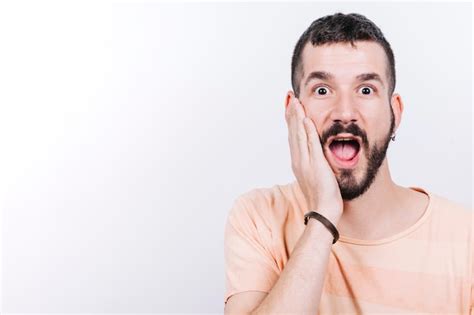 Hombre sorprendido mirando a la cámara Foto Gratis