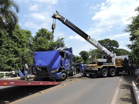 Caminhão carregado de frango tomba na Via Láctea Grupo A Hora
