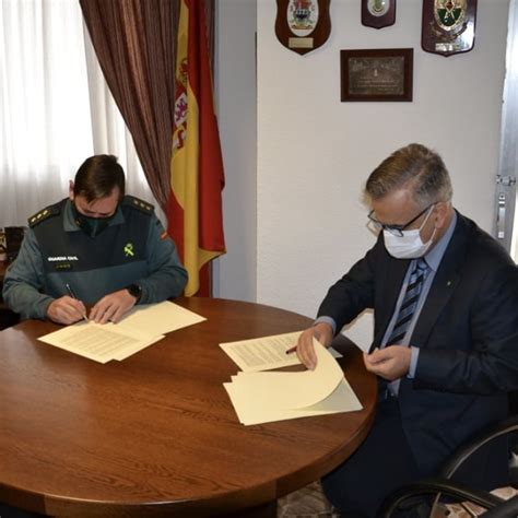 Firma De Convenio Entre La Guardia Civil Y El Colegio Oficial De