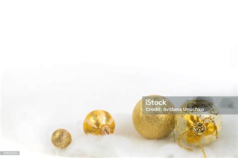 クリスマスのモミの枝と分離した白地にガマズミのクリスマス ボールの組成 2018年のストックフォトや画像を多数ご用意 2018年 お