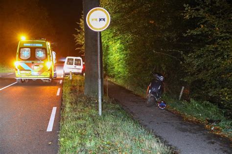 Scooterrijders Gewond Na Frontale Botsing Op Fietspad