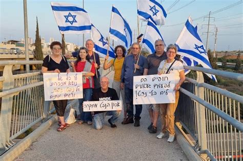 עשרות פעילים מפגינים נגד עסקת הנפט של קצאא ערב ועידת האקלים אתר