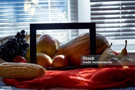 가을 크리에이티브 무드 보드 컨셉 과일과 채소 호박 옥수수 배 사과 포도 멜론을 검은 프레임에 포함시고 있습니다 추수 감사절 개념 트렌디한 그림자가 있는 가을의 미적 정물