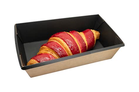 하얀 배경에 분리된 종이 상자에 갓 구운 크루아상 맛있는 프랑스 크로와상이 분리되었습니다 갈색에 대한 스톡 사진 및 기타 이미지