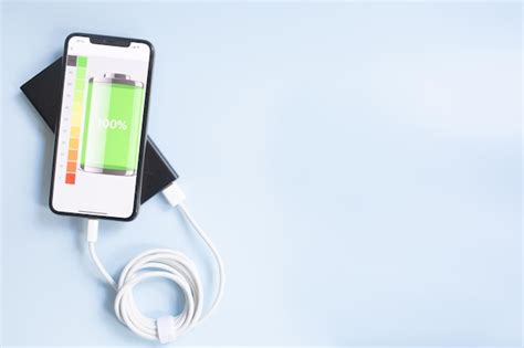 Смартфон заряжается от аккумулятора Зарядка современных устройств на ...