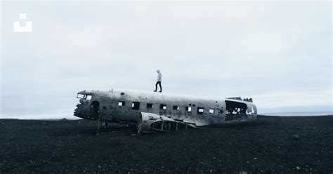 Persona De Pie En El Avión Se Estrella Bajo Nubes De Nimbo Foto