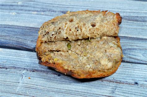 닭고기로 속을 채우고 양파 후추 파슬리 칠리로 양념한 피타 납작한 이집트 빵에 치킨 믹스를 채운 다음 오븐에서 굽는 이집트 전통 요리 Hawawshi 0명에 대한 스톡 사진