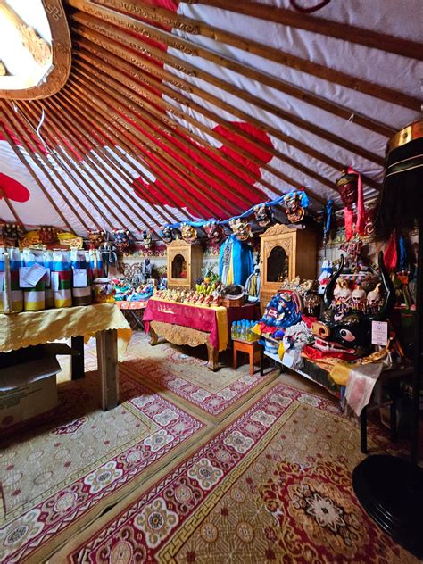 Их Шүтээн Төв Айл гэрт заавал байх ёстой эд зүйлс гэж байдаг Тэдгээр нь айл гэрийн буян