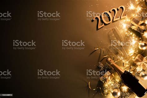 전나무 가지 번호 2022 샴페인 병 크리스마스 공 선물 상자 및 조명과 새해 전야 휴가 배경 새해에 대한 스톡 사진 및 기타