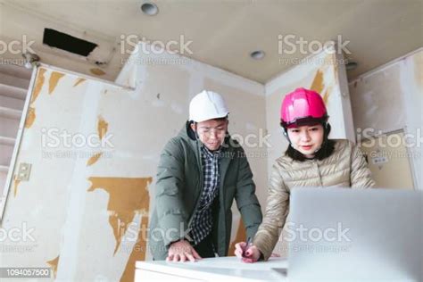 남성 건설 노동자에 게 작업을 설명 하는 젊은 여성 건축 업자 20 29세에 대한 스톡 사진 및 기타 이미지 20 29세