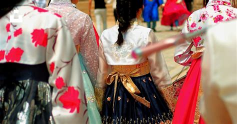 일본 전통 의상을 입은 한 무리의 사람들 사진 Unsplash의 무료 서울 이미지