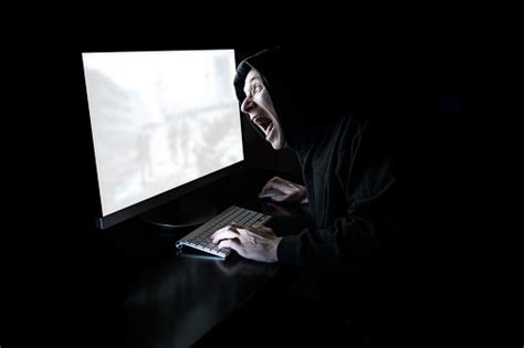 데스크톱 Pc에 컴퓨터 비디오 게임 어두운 방에서 게이머 영 3d 안경에 대한 스톡 사진 및 기타 이미지 3d 안경 가정 생활 가정의 방 Istock