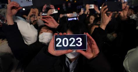 El Mundo Se Despide De 2022 Y Entra En Un 2023 De Esperanzas Y Desafíos