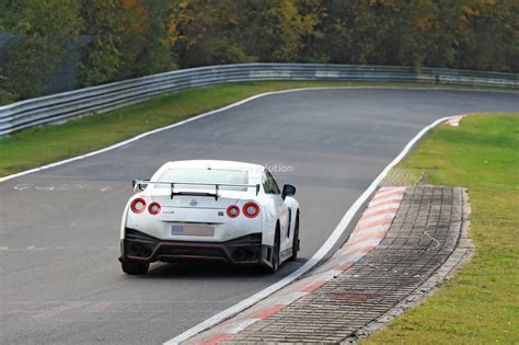 Nissan Gt R Nismo Vs Nissan Gt R Nismo Drag Race Is An Aerodynamics