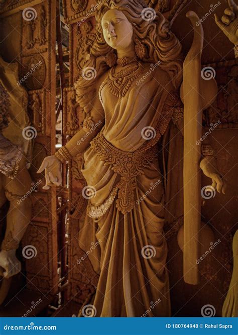 Сделать индуистского кумира дурга богини на Kumartuli Puja фестиваля ...